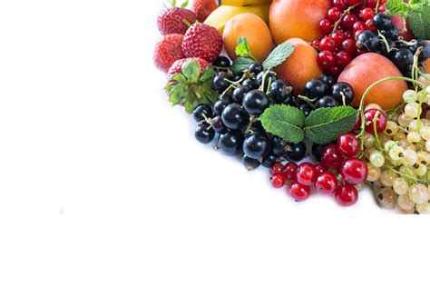 흰색 바탕에 과일 열매를 혼합 익은 검정 빨간색 흰색 건포도 딸기 살구 달 콤 하 고 달콤한 과일 텍스트 복사 공간 다양 한 신선한 여름입니다 흰색 배경에 혼합 과일의