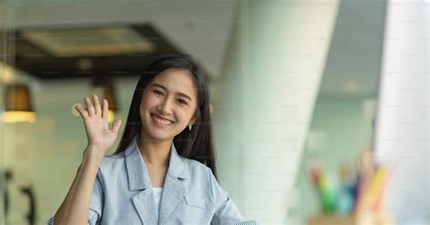 다섯 손가락을 보여주는 사업가의 초상화 인사 안녕 또는 작별 인사를 하기 위해 손을 흔든다 사진 Unsplash의 태국 이미지