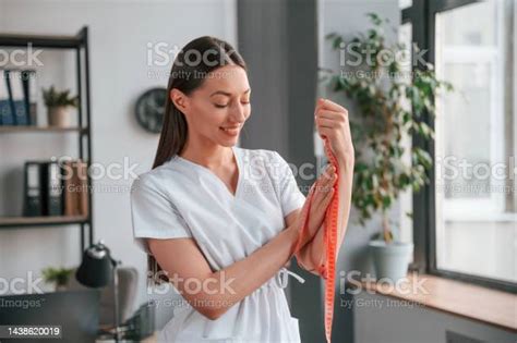 측정 테이프를 들고 있는 의사 흰 옷을 입은 젊은 아름다운 여자가 사무실에 있다 20 24세에 대한 스톡 사진 및 기타 이미지 20 24세 감정 건강관리와 의술