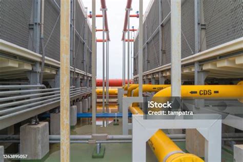 사무실 건물의 옥상에 있는 칠러 타워 또는 냉각탑 시스템 작업 아키텍처 기계 콘덴서 물 공급 파이프 라인 환기 압축기 0명에