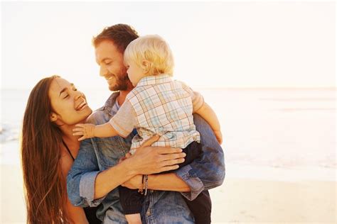 Familia Disfrutando En La Playa Foto Premium