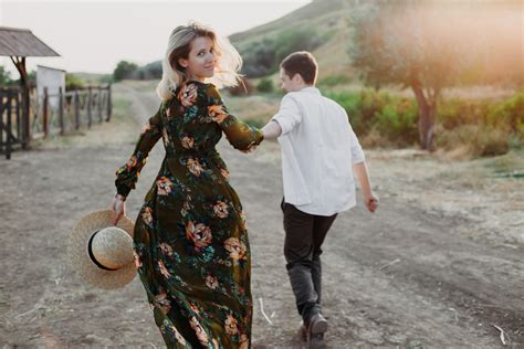 Фото Парень держит девушку за руку By Vika Fleisher