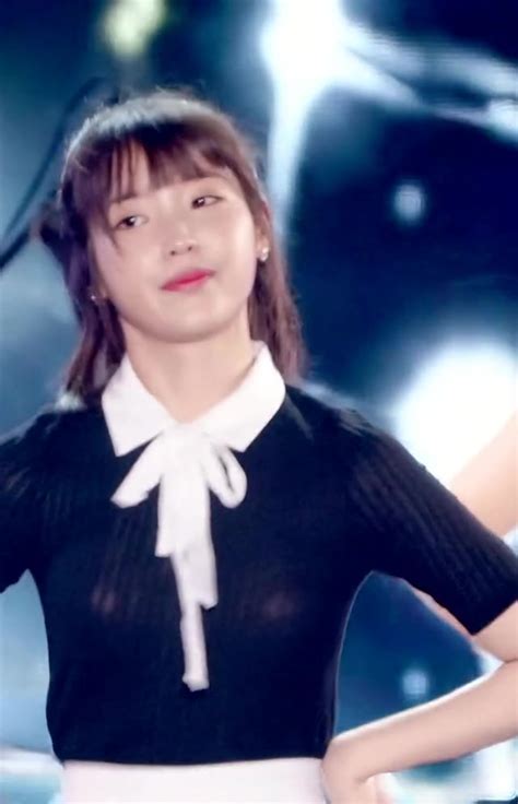 대한민국 걸그룹 검은 시스루 속 황금색 광택 레전드 아이유13