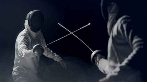 두 명의 프로 펜싱 선수가 전투에서 충돌하는 검을 저지합니다 균등하게 일치 18 19세에 대한 스톡 사진 및 기타 이미지 18 19세 1위 2명 Istock