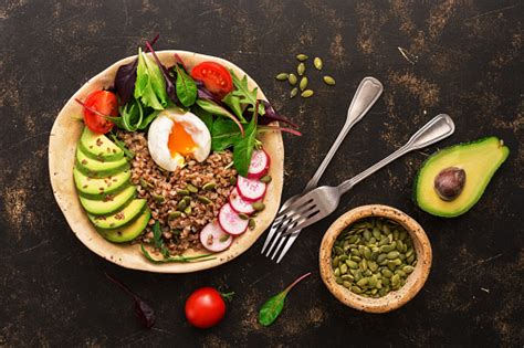 삶은 달걀 아보카도 무 차드 잎 Arugula 토마토와 씨앗이 있는 메 밀 죽 건강 한 음식이 있는 부처님 그릇 평면도 갈색에 대한 스톡 사진 및 기타 이미지 Istock