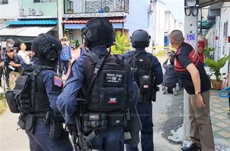 Cop Fires Shots In Housing Estate Bangkok Post Learning Learn English From News