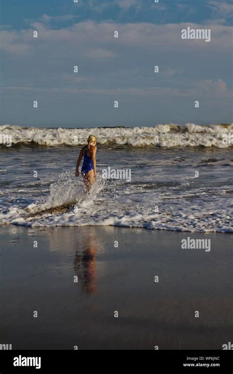 Jeun fille en maillot de bain Banque de photographies et dimages à haute résolution Alamy