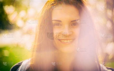 阳光户外的美丽女孩的微笑肖像