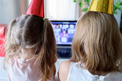 아이 가상 생일 파티 드레스와 모자를 입은 소녀들은 고립된 친구들과 함께 휴가를 축하합니다 온라인 컨퍼런스 노트북에서 화상 통화 컴퓨터 애니메이터 주스 쿠키 검역 코로나