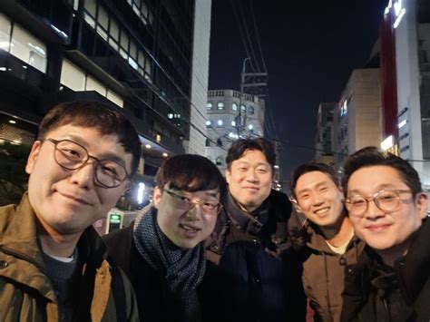 오랜만에 대학교 친구들을 만났습니다 예전에는 자주 만났지만 벌써 졸업을 한지 15년이 지나가고 다들 바쁘게 살다 보니 다같이 약속을 잡기도 쉽지 않은 것이 현실인