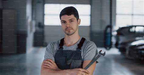 침착하고 집중합니다 손에 렌치를 들고 작업장에 서 있는 제복을 입은 진지한 노동자의 초상화 사진 Unsplash의 우크라이나 이미지