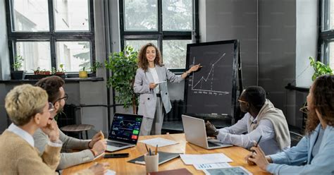 칠판에 그래프를 보여주는 태블릿을 가진 젊은 성공적인 비즈니스 코치 사진 Unsplash의 테이블 이미지