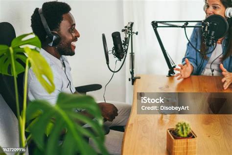 다인종 호스트 스트리밍 팟 캐스트 레코드 스튜디오에서 함께 아프리카 남자의 얼굴에 초점 2명에 대한 스톡 사진 및 기타 이미지