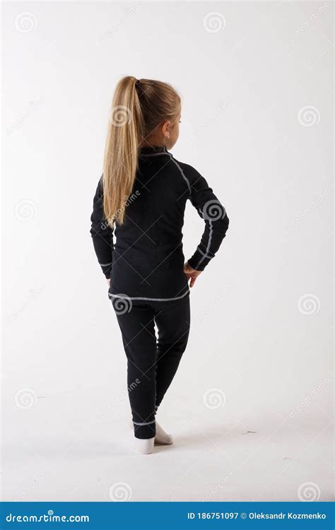 Девочка в температурном белье на белом фоне Спортивной одежды Стоковое Изображение