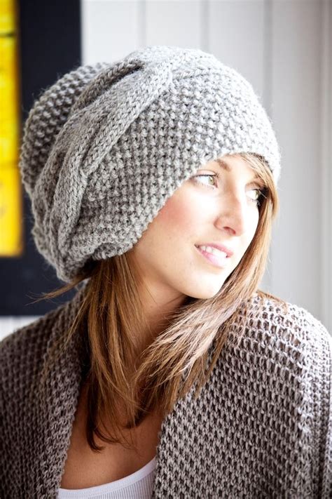 Как связать модную шапку спицами 82 фото