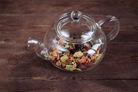 어두운 나무 배경에 유리 주전자에 향기로운 건조 과일 차 0명에 대한 스톡 사진 및 기타 이미지 0명 건조한 동쪽