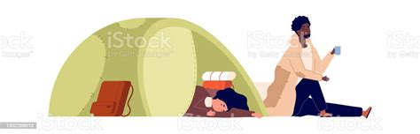 만화 난민 캐릭터 노숙자 문제 가난한 여자와 남자는 텐트에 살고있다 남성 팬핸들 자선 또는 기부의 여성 수면 벡터 개념 난민에 대한 스톡 벡터 아트 및 기타 이미지 Istock