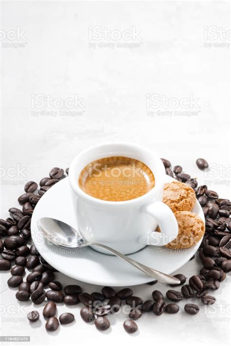 흰색 배경에 신선한 에스프레소와 쿠키 한 잔 클로즈업 수직 갈색에 대한 스톡 사진 및 기타 이미지 갈색 개념 검은색 Istock