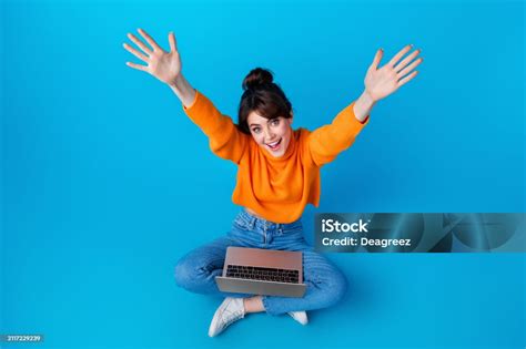 전체 길이 평면도 사진 귀엽다 흥분한 여자 옷을 입은 오렌지 스웨터 문자 메시지 현대 간단한 기계 장치 상승 팔 외딴 푸른 색 배경 20 24세에 대한 스톡 사진 및 기타