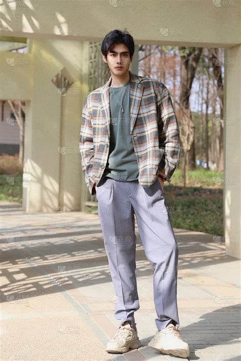 双手插兜的网红模特站在阳光下的走廊里素材 花瓣网 双手插兜的网红模特站在阳光下的走廊里素材 花瓣网