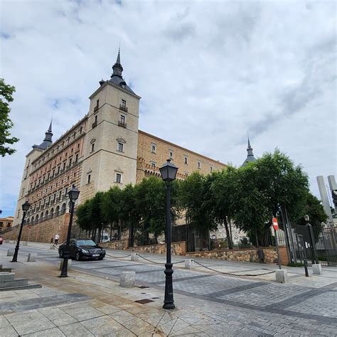 靠山屯 on Twitter TOLEDO 在马德里往南一小时左右车程几百年前曾经是西班牙首都犹太教天主教和伊斯兰教在这里完美共处古老的各式建筑很有年代感很值得一游在主教坐堂点