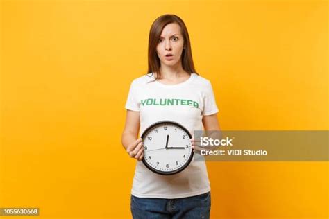 화이트에 예쁜 여자의 초상화 서 면된 비문 녹색 제목 자원 봉사 티셔츠 라운드 시계 노란색 배경에 고립 개최 자발적인 무료 지원 도움말 자선 총 작업 시간 개념 T 셔츠에