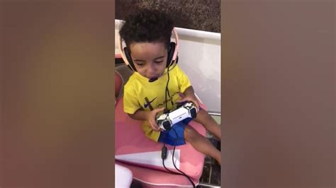 لابس سماعه Youtube