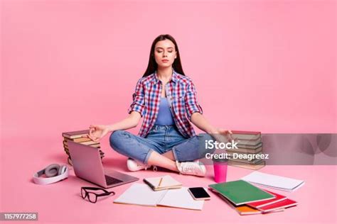 초상화 의 귀여운 즐거움 여자 긍정적 인 닫기 눈 맞는 기차 마음 심각한 격자 무늬 의류 셔츠 검사 청소년 제스처 고립 파스텔 배경 다리 접힌 교차 균형에 대한 스톡 사진