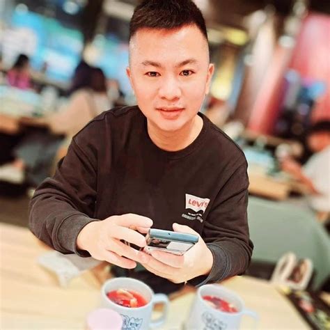 王永慶 W Yongqing • Threads Say More