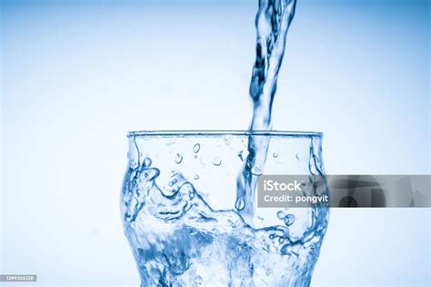 얼음 조각이 물 잔에 떨어졌습니다 맑은 유리에서 물이 튀었다 신선한 개념 가득 찬에 대한 스톡 사진 및 기타 이미지 가득 찬 광물질 기포 Istock