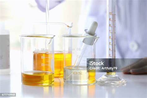 기름 붓는 공식화 하는 의학에 대 한 화학 장비 및 과학 실험 실험실에 대한 스톡 사진 및 기타 이미지 실험실 화장품 과학 실험 Istock
