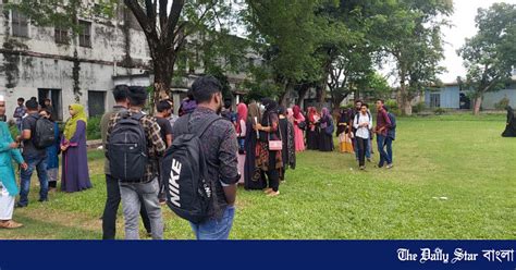 শিক্ষকের বিরুদ্ধে মারধরের অভিযোগে শিক্ষার্থীদের পরীক্ষা বর্জন The