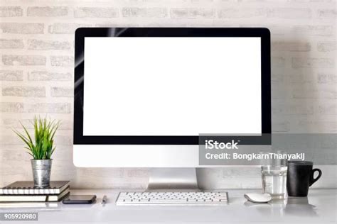 현대 깨끗 한 작업 이랑 빈 화면이 데스크톱 컴퓨터 및 사무 용품으로 책상에 대한 스톡 사진 및 기타 이미지 책상 데스크탑