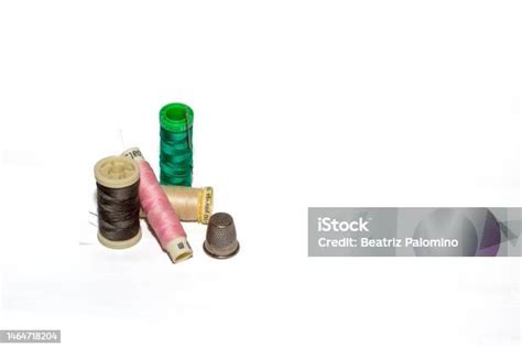 흰색 배경에 금속 골무 옆에 핀이 고정 된 다양한 색상의 실 스풀 0명에 대한 스톡 사진 및 기타 이미지 0명 가위 골무 Istock