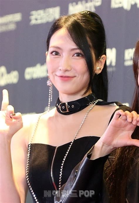 [新聞] Kara姜知英 看到婦人受不友善的對待哭了 Koreastar板 Disp Bbs