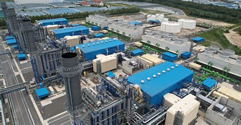 공업 지대 플랜트 석유 및 가스 정제 산업 산업 지역의 전력 공급 공장에 있는 발전소 터빈 발전기 정유 장비 정유 공장의 산업 파이프 라인 클로즈업 Valv가있는 송유관