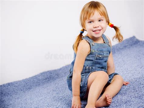 смешная девушка немногая симпатичное Стоковое Фото изображение насчитывающей красивейшее