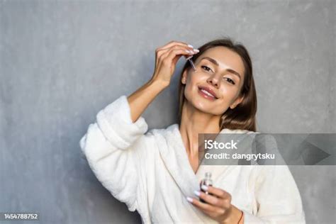 피펫을 사용하고 스킨 케어 제품을 사용하는 동안 얼굴에 보습 세럼을 바르는 행복한 여성의 뒷모습 노화 방지에 대한 스톡 사진 및 기타 이미지 Istock