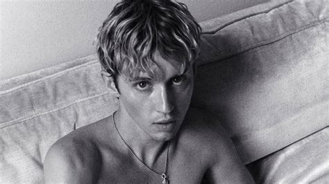 Troye Sivan Gives A Lucky Ross Lynch A Call For One Of Your Girls