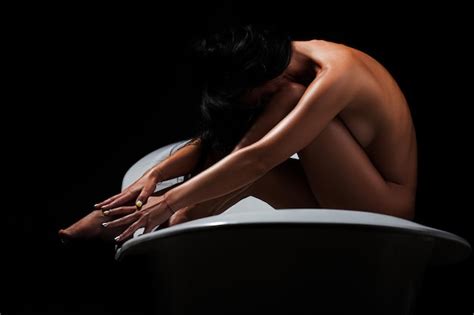 섹시 한 여자 자연의 아름다움입니다 날씬한 여성의 몸 관능적 인 벌거 벗은 누드 소녀 프리미엄 사진