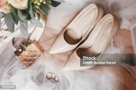 현대 결혼식 꽃다발 핑크 장미와 그린 유칼립투스 베이지색 신발 향수 연약한 직물에 반지 웨딩 최고 보기에 대 한 세련 된 신부의 액세서리의 현대 구성 0명에 대한 스톡 사진