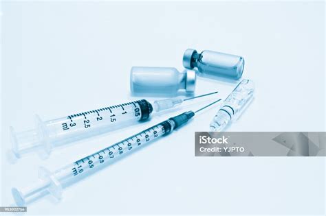 플라스틱 주사기 바늘으로 흰색 배경에 고립 된 유리병 및 약물 3 Ml 및 1 Ml의 용액 건강관리와 의술에 대한 스톡 사진 및 기타 이미지 Istock