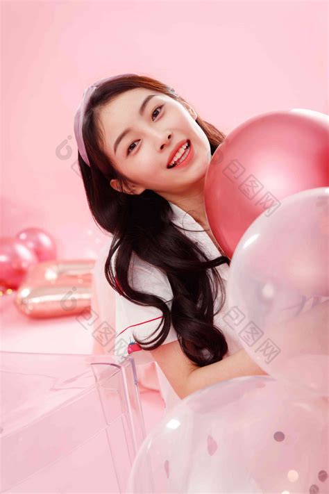 漂亮的年轻女孩和气球 包图企业站
