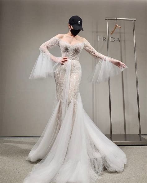 ‘청룡 여신 김혜수 30년 피날레 장식한 드레스 피팅 공개 “살아있는 청룡트로피”