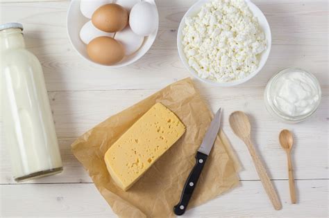 신선한 우유 코티지 치즈 사워 크림 치즈 그릇에 담긴 달걀은 흰색 나무 테이블에 놓여 있습니다 천연 건강하고 칼슘이 풍부한 음식 음식에 대한 스톡 사진 및 기타 이미지