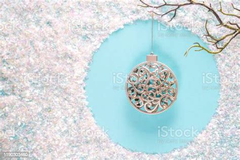 블루 배경에 반짝이는 반짝이 와 현대 트렌디 한 파란색과 흰색 색상의 현대 크리스마스 휴일 장식 장식 복사 공간이 있는 플랫 레이 0명에 대한 스톡 사진 및 기타 이미지