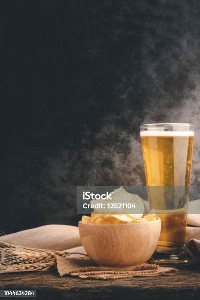 나무 테이블에 긴 잔에 시원한 맥주와 나무 그릇에 감자 칩 0명에 대한 스톡 사진 및 기타 이미지 0명 갈색 감자 칩 Istock