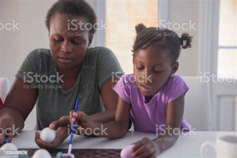 아프리카계 미국인 어머니와 딸들이 거실 테이블에서 부활절을 위해 달걀을 그리는 다 아이에 대한 스톡 사진 및 기타 이미지 아이 붓 2명 Istock