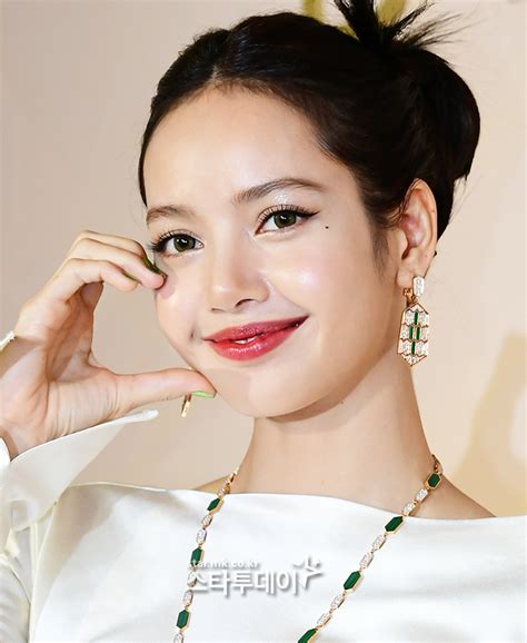 리사 뱅헤어부터 올백까지 역대급 미모 Feat 투스젬 [별별 사진집] 매일경제