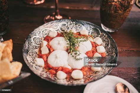 맛있는 치즈 과일 및 고기로 가득한 아름다운 샤퀴테리 보드 결혼식 및 특별 행사에 적합합니다 0명에 대한 스톡 사진 및 기타 이미지 Istock